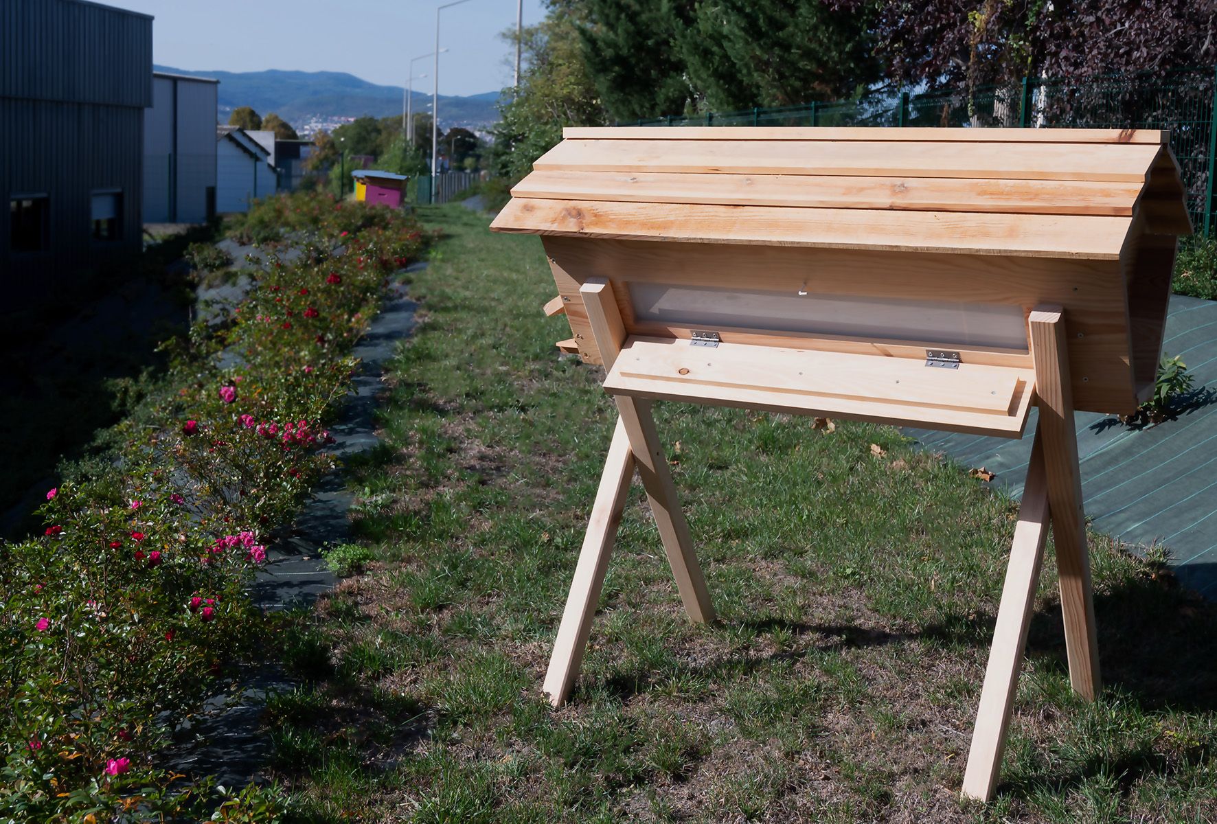 Ruche Kenyane BEENATURE sur pieds, avec toit chalet - Naturapi